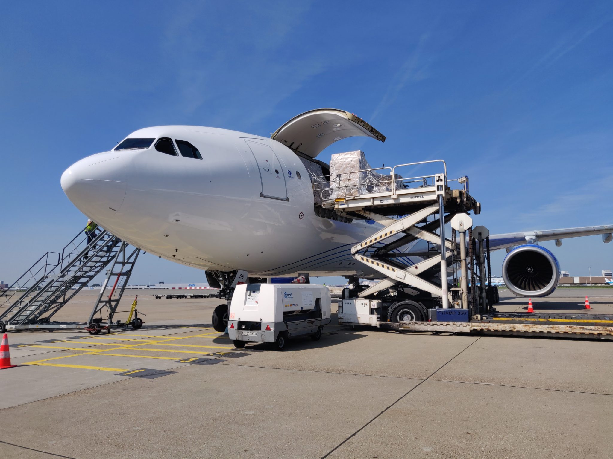 Cargo charter - Titan Airways